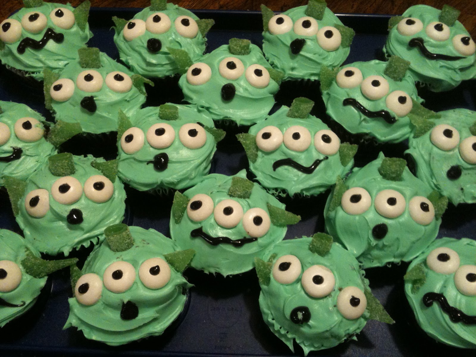 I Want To Tell You....: Alien Cupcakes