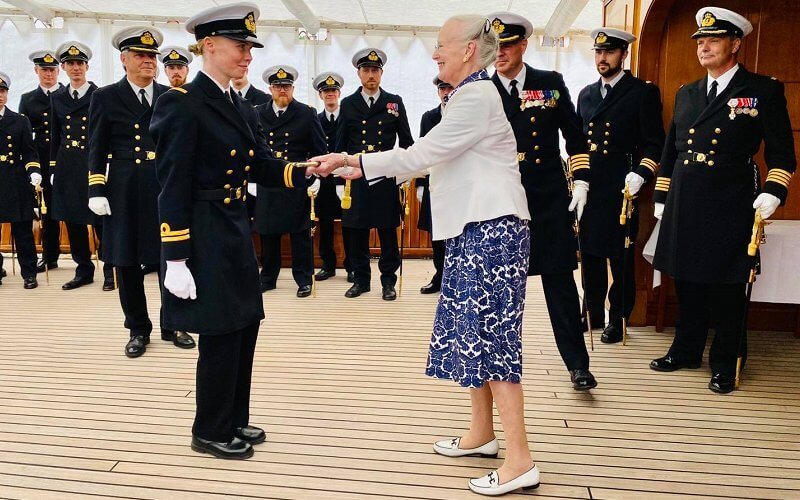 Queen Margrethe received new officers from the Navy