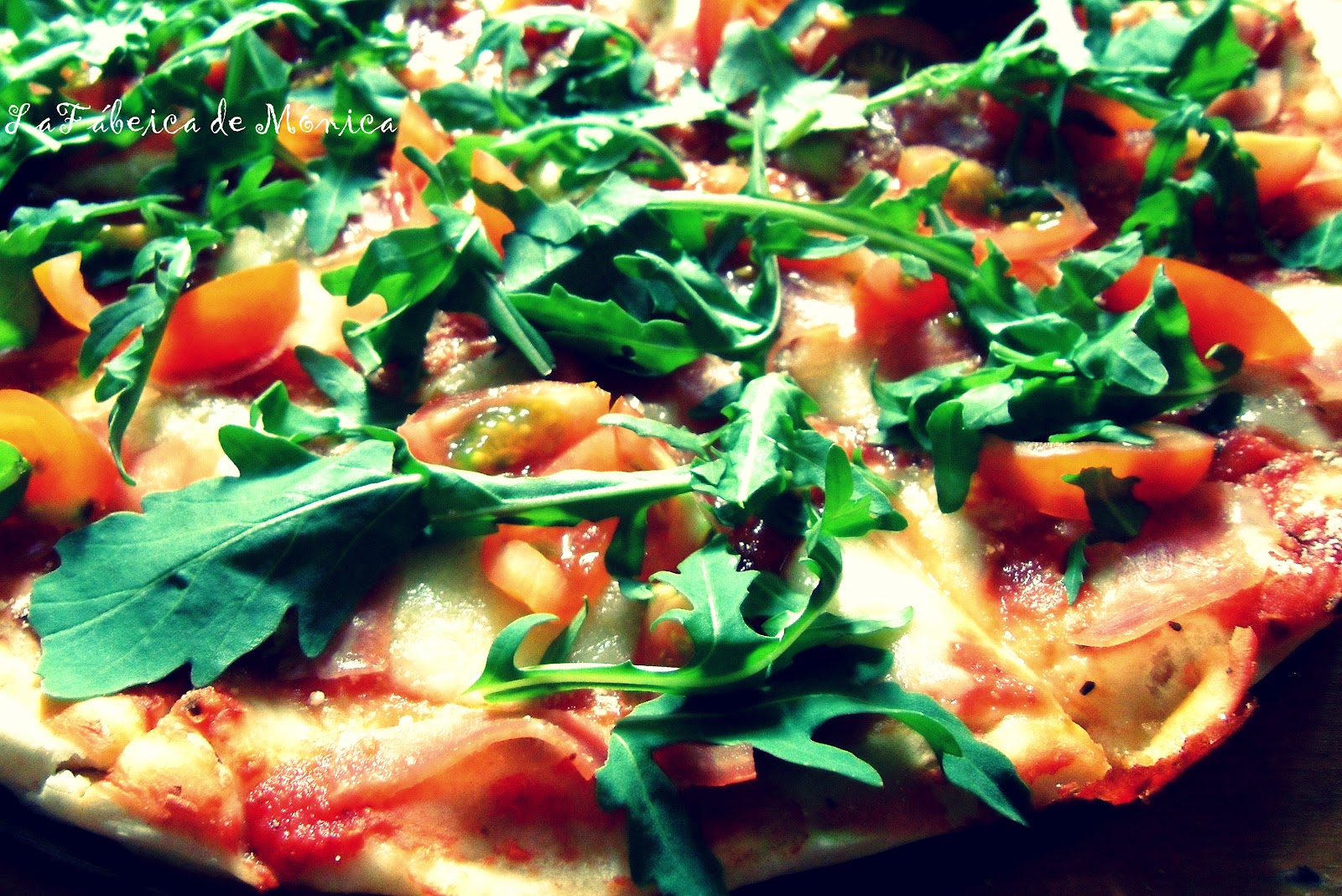 Fábrica de Mónica ES: Pizza con rúcula, tomates y prosciutto