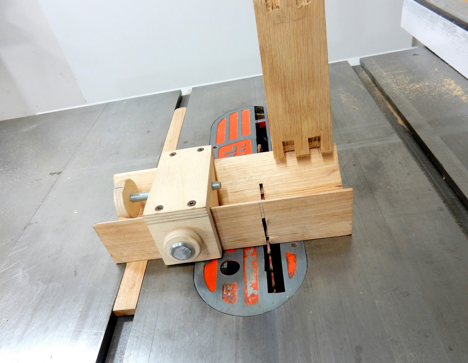 Jax Design: Make a Simple Jig and Build Boxes with Decorative Splines