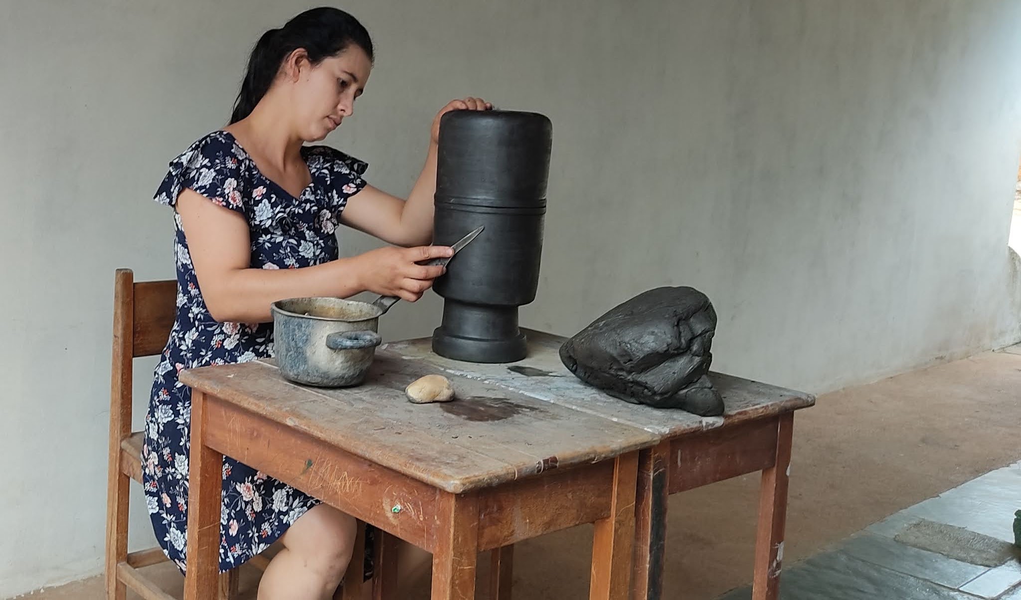 As mãos que transformam o barro, em arte ~ Conheça Minas