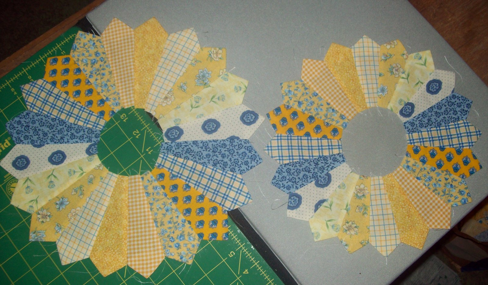 My Quilt Diet...: Dresden Plate Table Topper