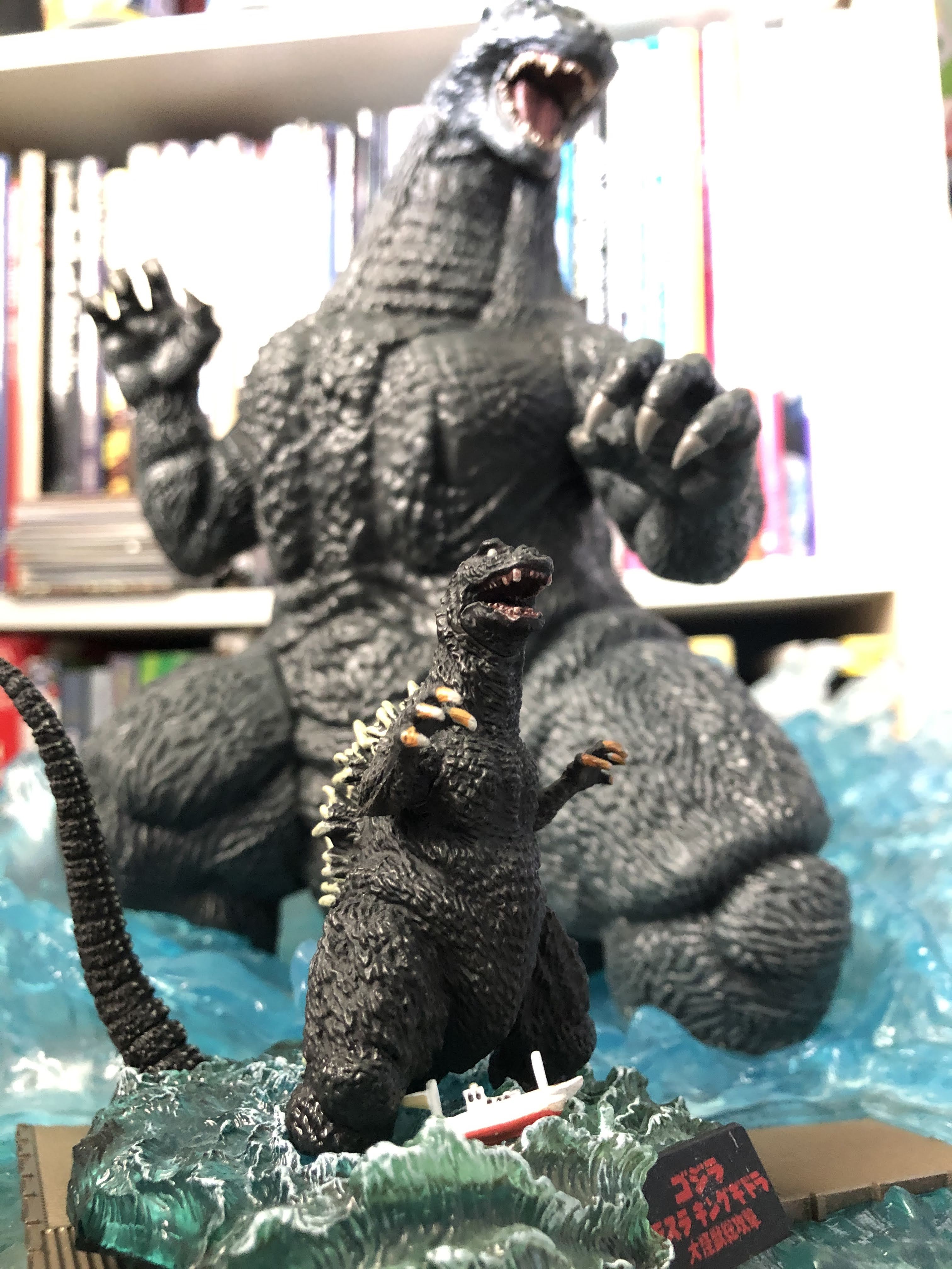 Godzilla 1991 Deluxe PVC Figure from DIAMOND SELECT TOYS Godzilla Gallery