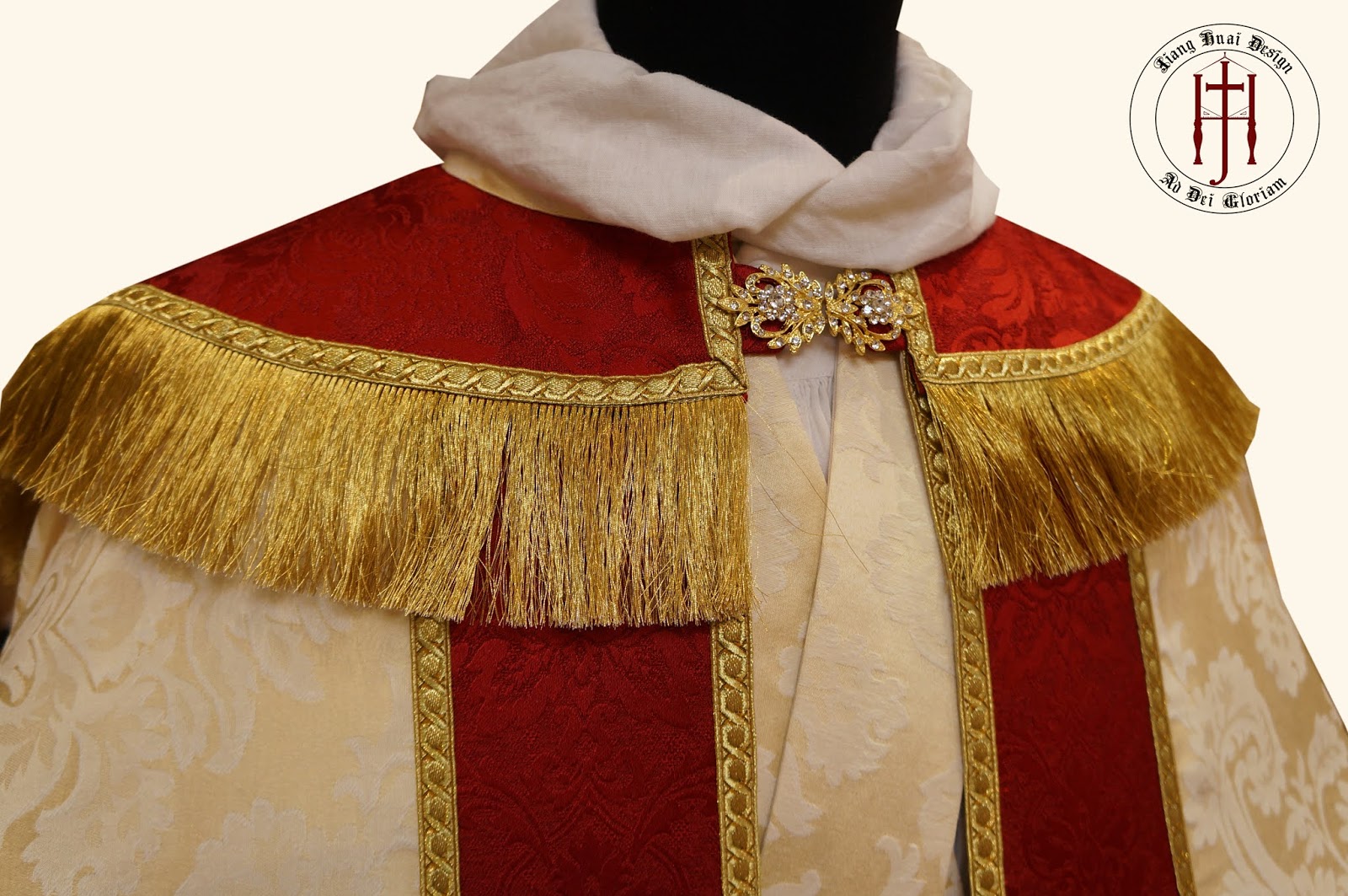 SHOULDER FITTED COPE - Large pattern damask