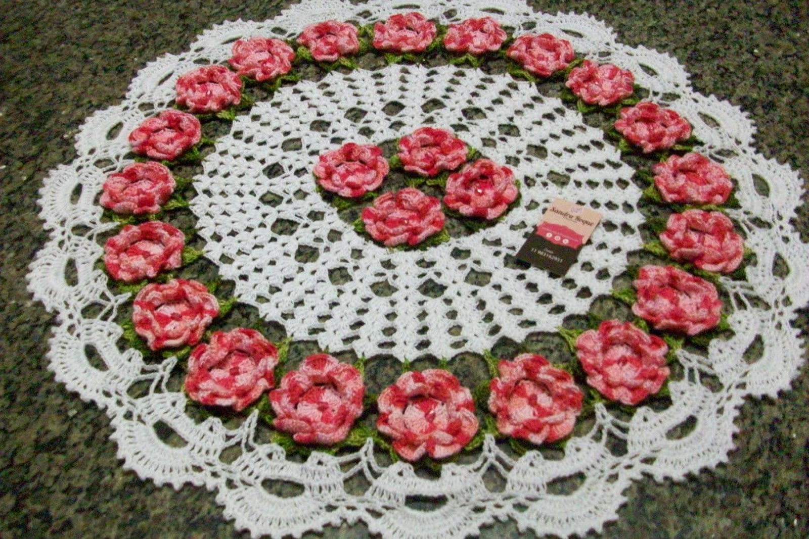 Sandra Roque Artesanatos: Toalha redonda croche com flores e miçangas