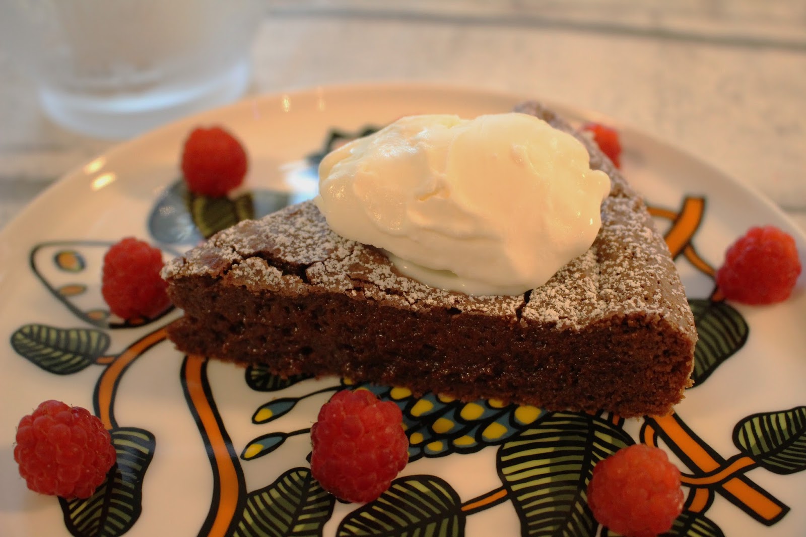 Ranteita myöjen taikinasa: Maidoton ja gluteeniton mutakakku