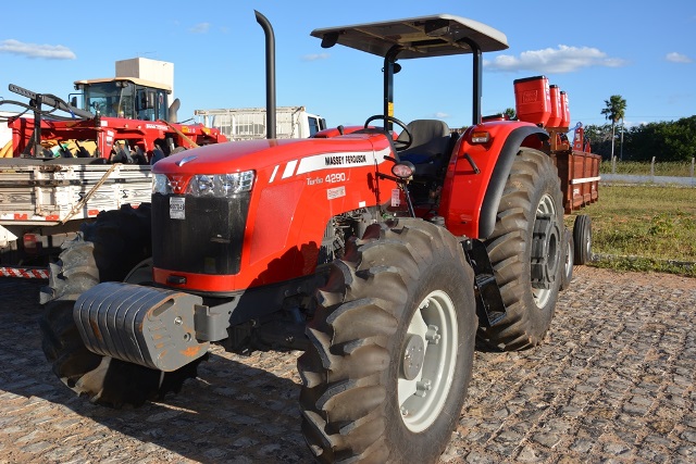 # Toni Martins - Todo mundo lê!: Prefeito Hélio entrega trator à ...
