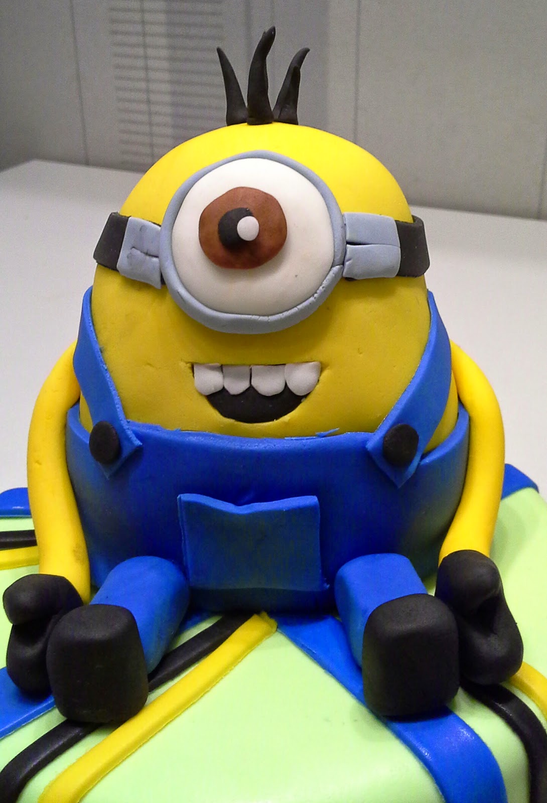 en kaka till: Minion tårta (dumma mej)