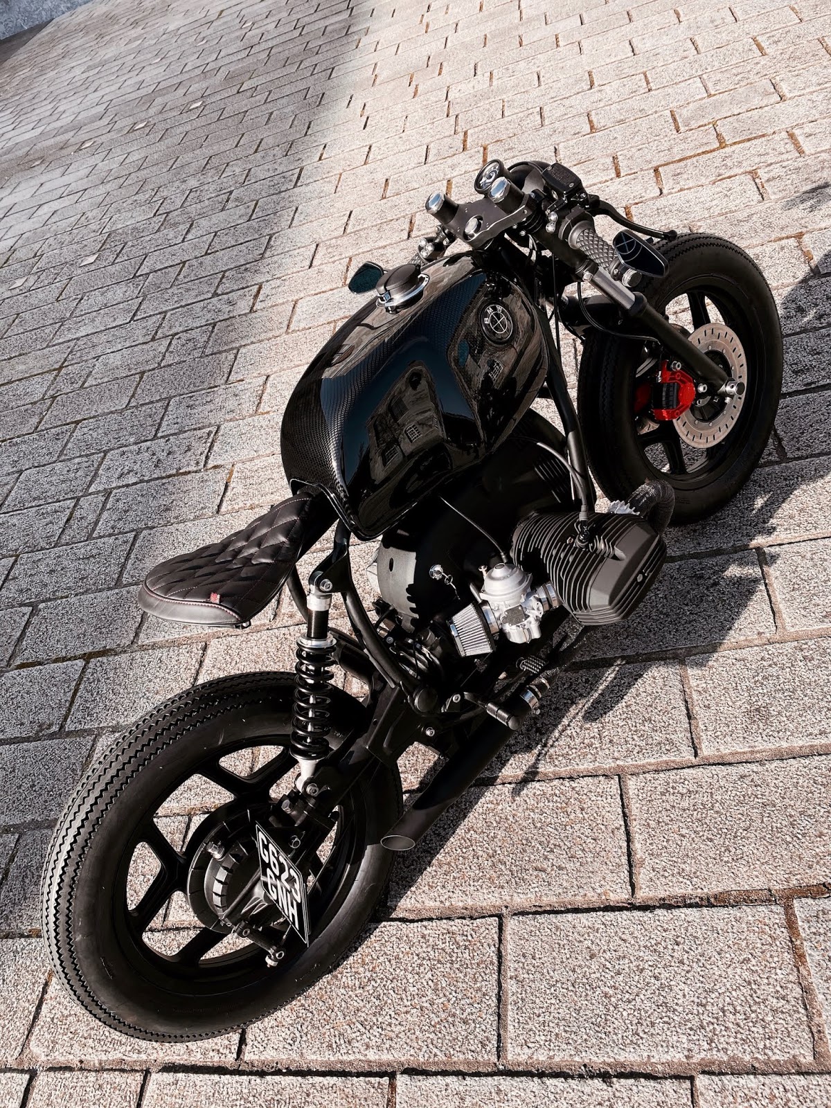 Max Carbon & Max Tracker - Inazuma café racer