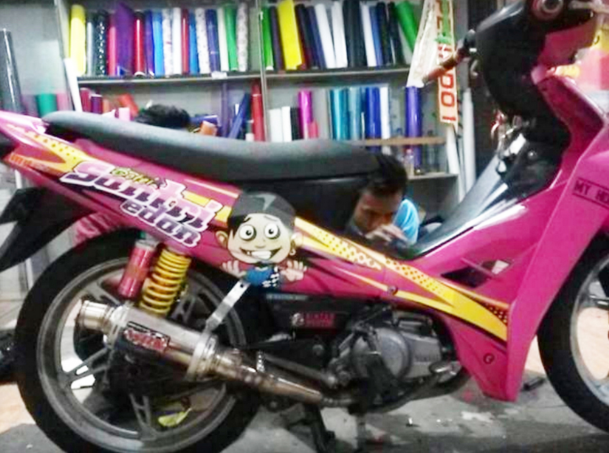 Stiker Motor Full Body, Decal dan Cutting, Begini Buatnya ...