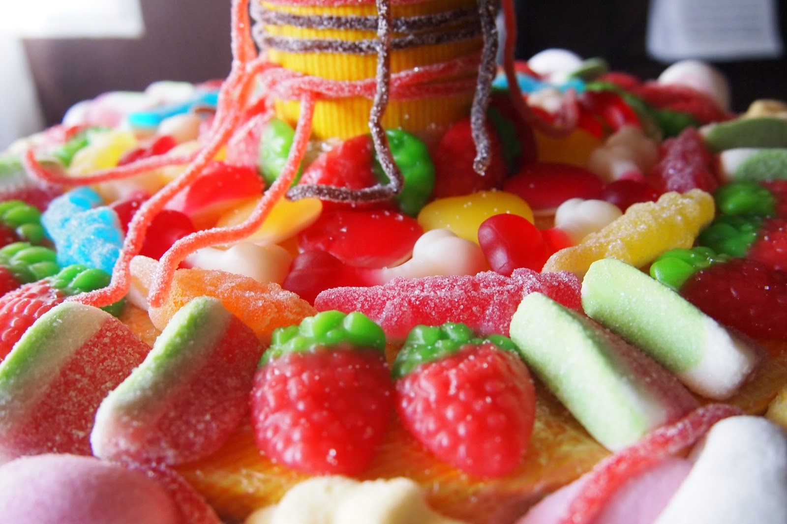 MANUALIDADES EL RINCONCITO DE MALY: TARTA DE CHUCHE PARA COMUNIÓN