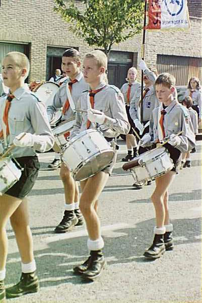 Boys in short shorts: Uniforms of the marching bands