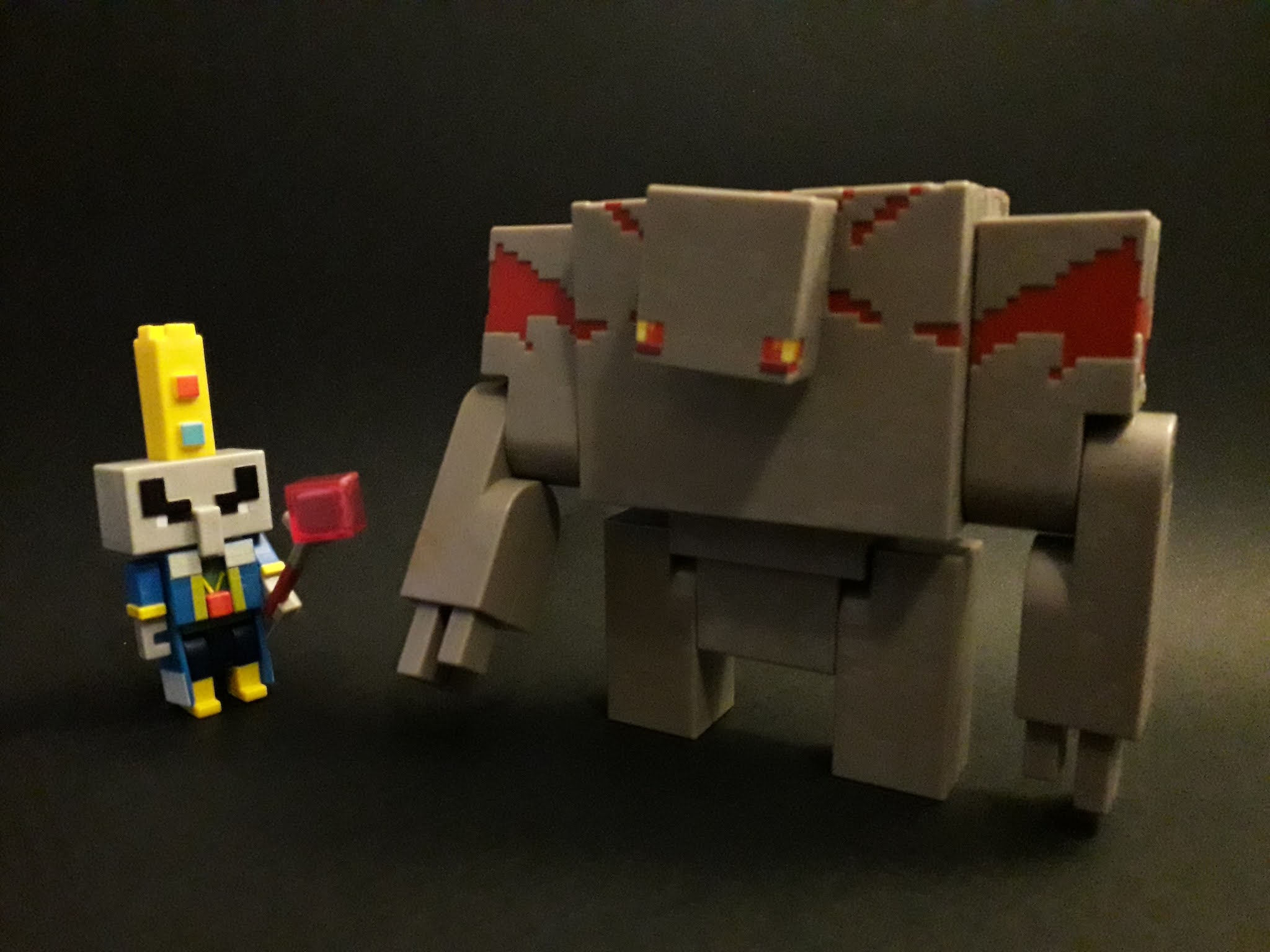 My Best Toys: Minecraft Dungeons - Arch Illager com Red Stone Golem...