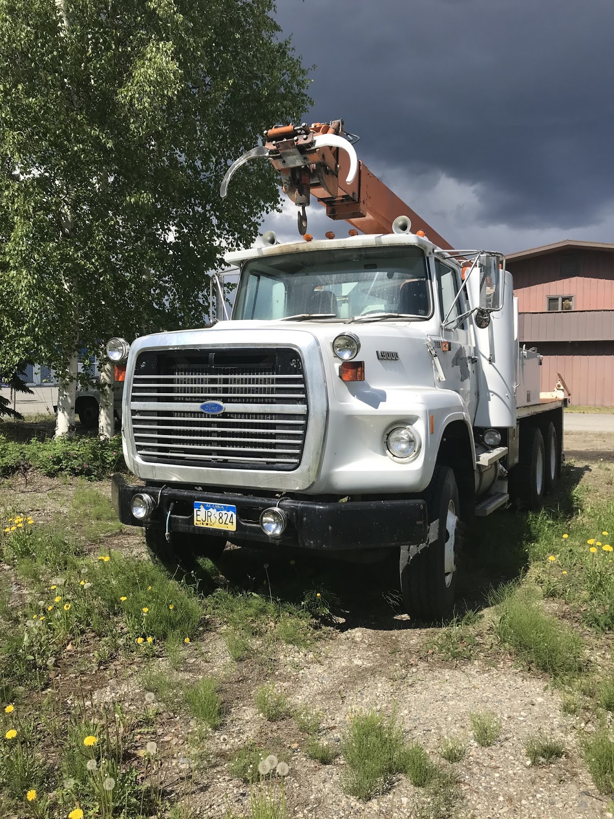 PAC Equipment Sales: 1987 Ford L9000 with Aztec D1000-TR Boom