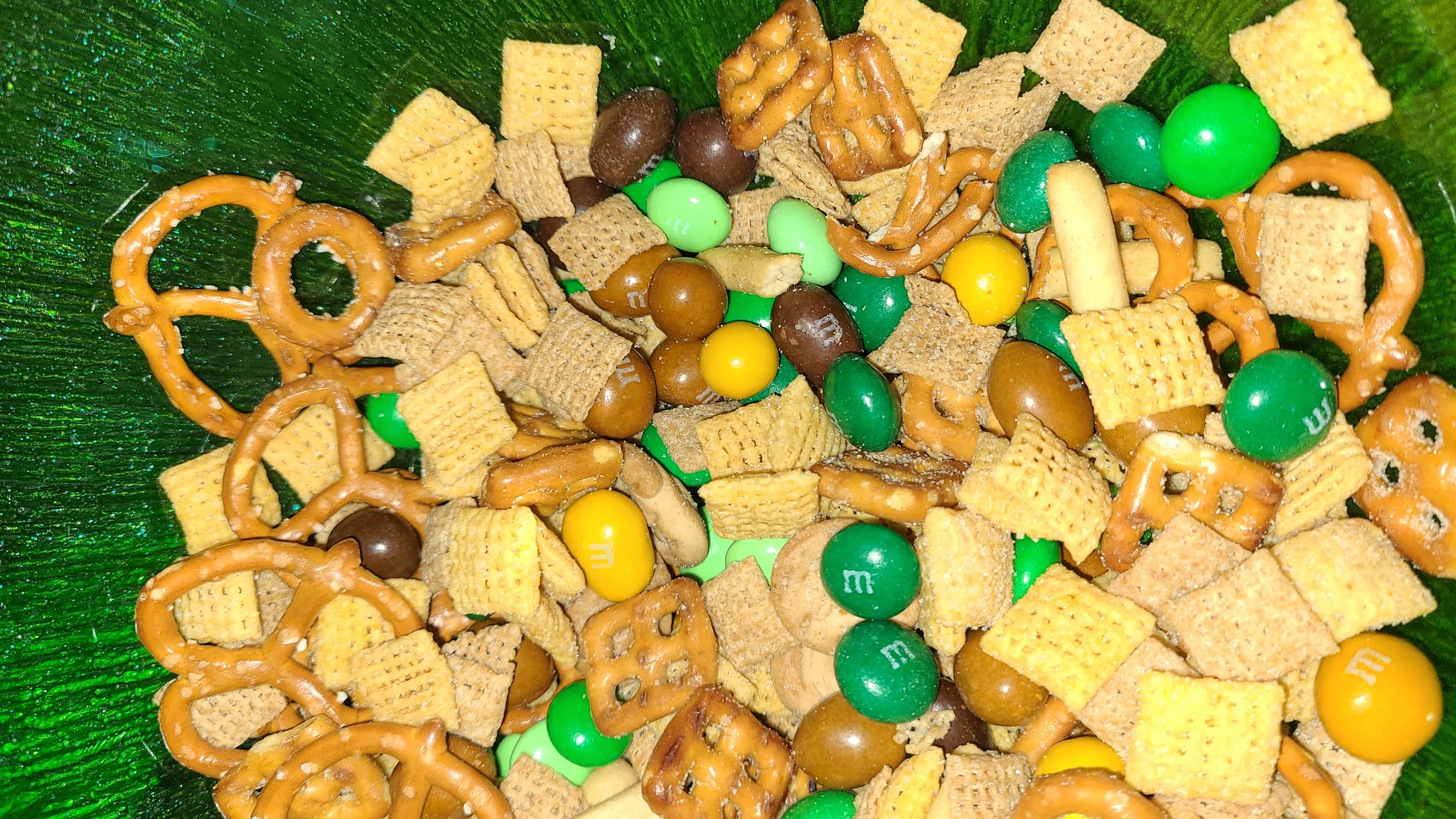 🎉💚😎💚 LOKI THEMED PARTY! 💚🐊💚 How-to: Loki-inspired cupcakes, drinks, and ...