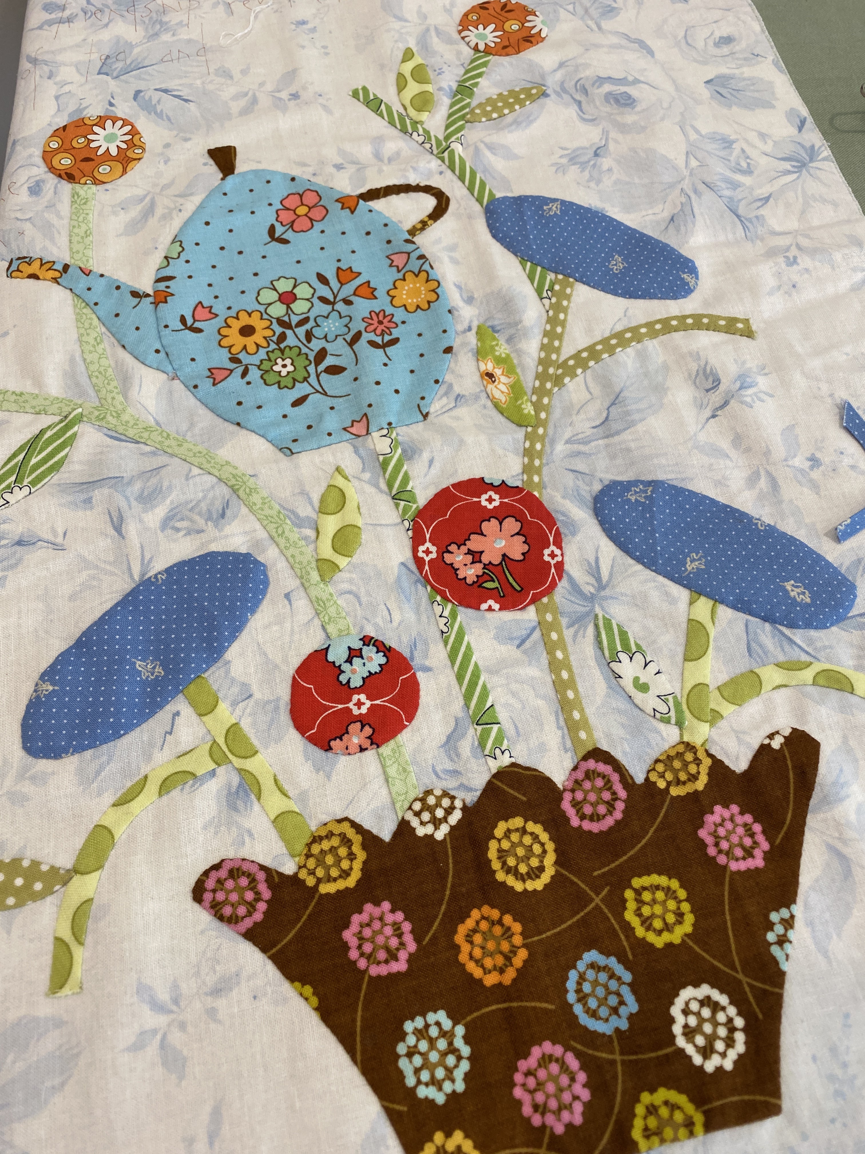 Gossip in the Garden Quilt - Samelia's Mum