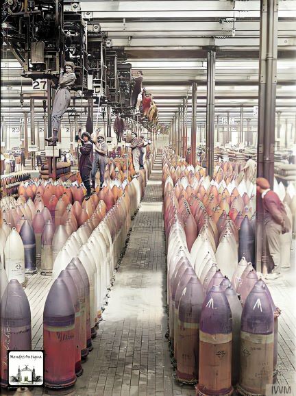 Trabajadoras que operan grúas en la National Shell Filling Factory ...