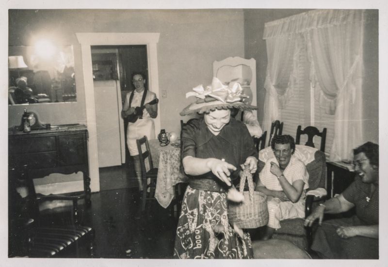 45 Found Snaps Capture People Celebrating at Their Parties From Between the 1930s and 1950s ...