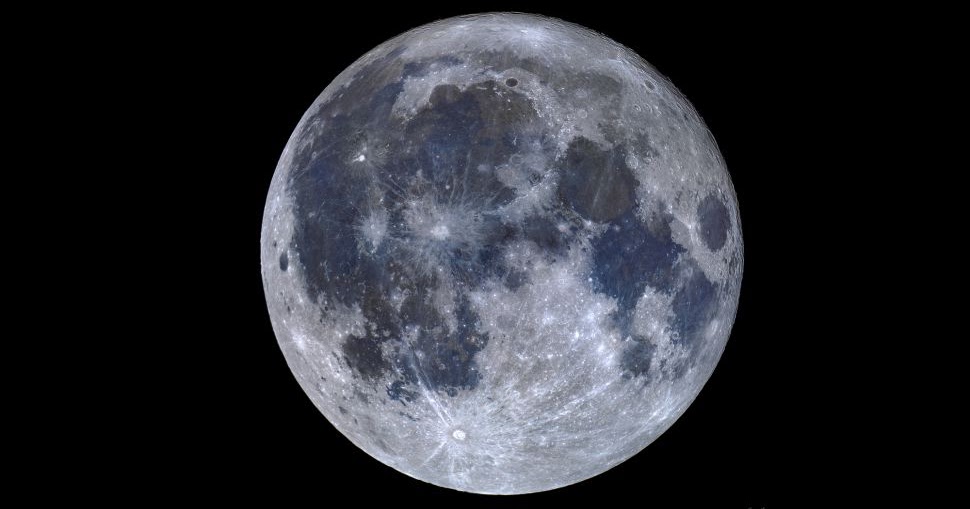 Mosaico de cores da lua cheia revela 'mares' azul de titânio (foto)