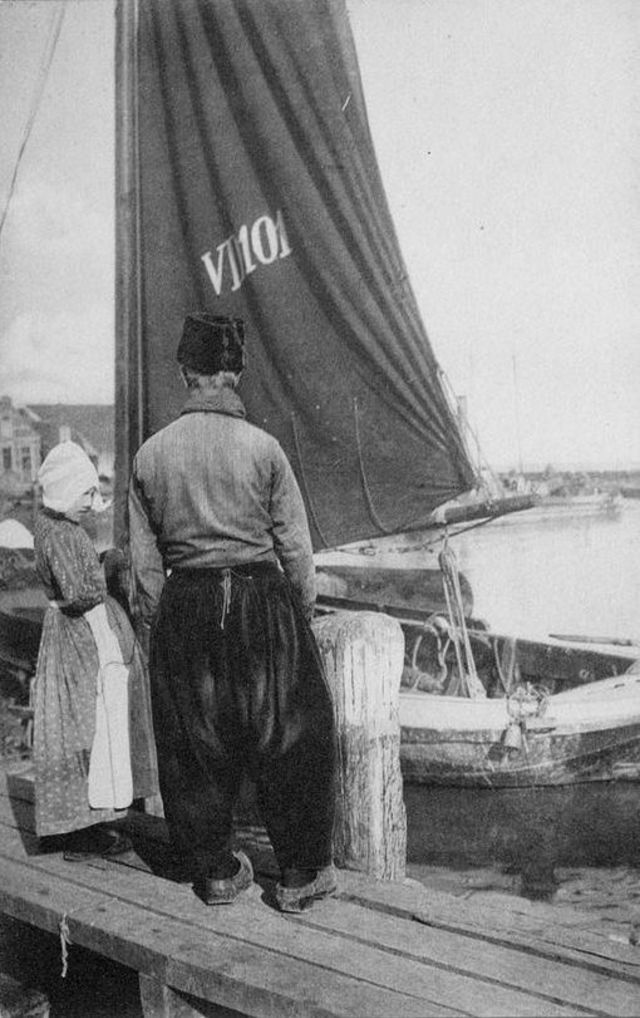 30 Vintage Photographs of Dutch Men in Traditional Volendam Worker ...