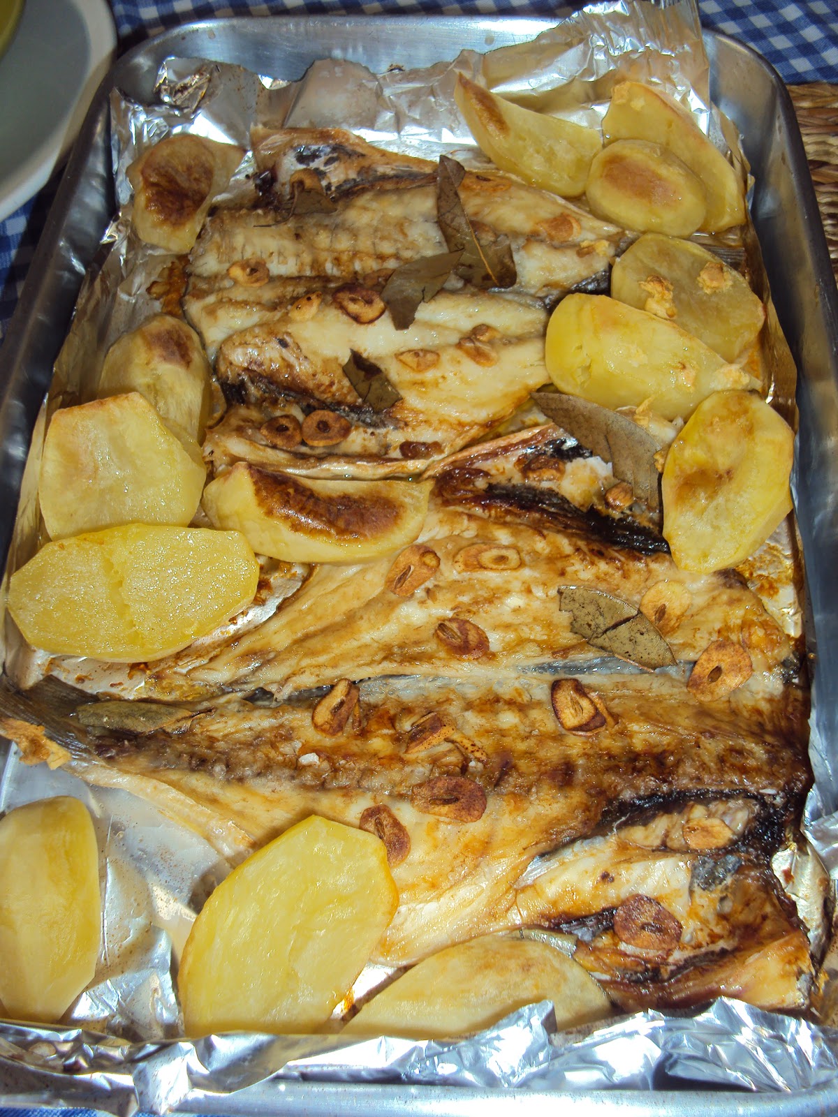 Cantinho da Zezinha: Dourada no assada no forno com batatas