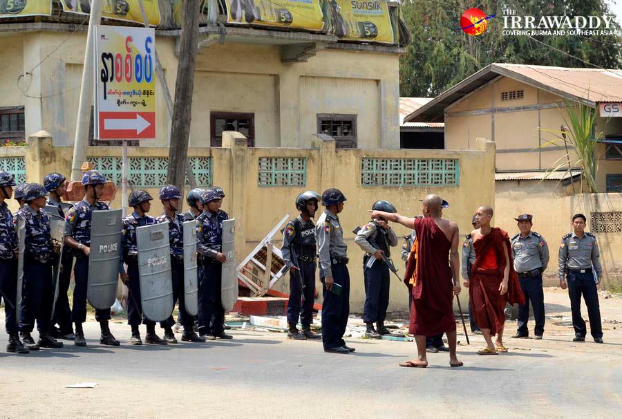 Hla Oo's Blog: Meik-hti-lar Burning By Race Riots!