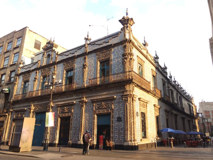 La Casa de los Azulejos o Palacio de los Condes del Valle Orizaba La Casa de los Azulejos o Palacio de los Condes del Valle Orizaba