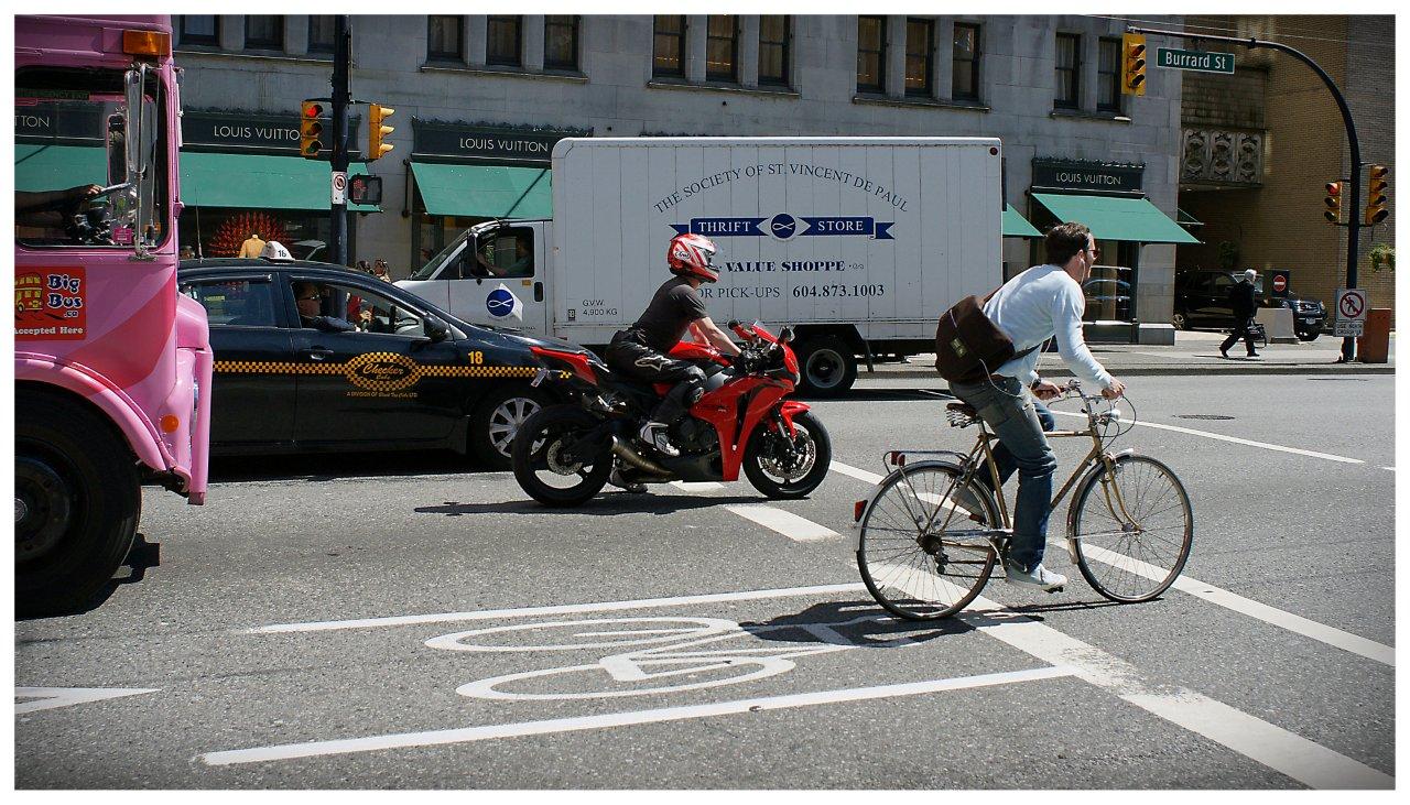 bigheadtaco.com: Motorcycle vs Bicycle: Off the Line!!