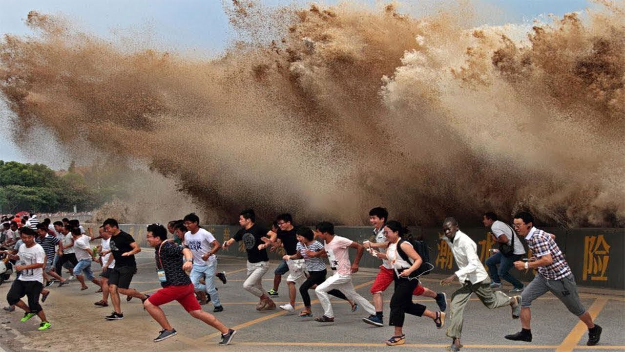 20 MOST STRANGE MOMENTS CAUGHT ON CAMERA!