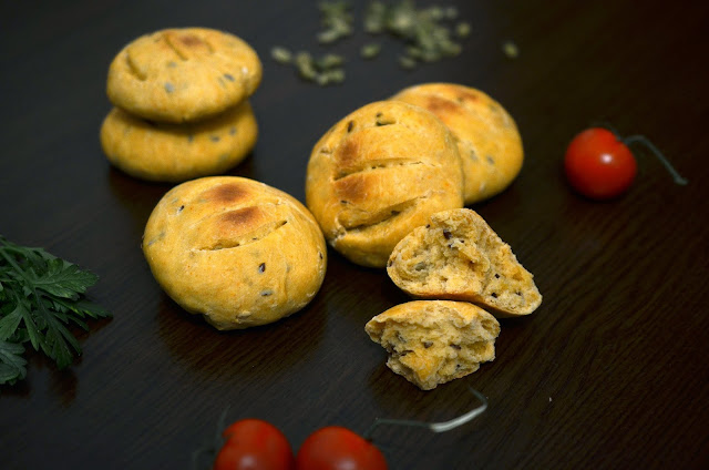 Chifle rustice cu seminte si boia afumata (de post)