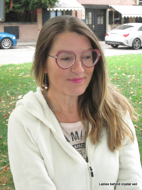 Gracious ladies behind crystal veil: Veronik 008