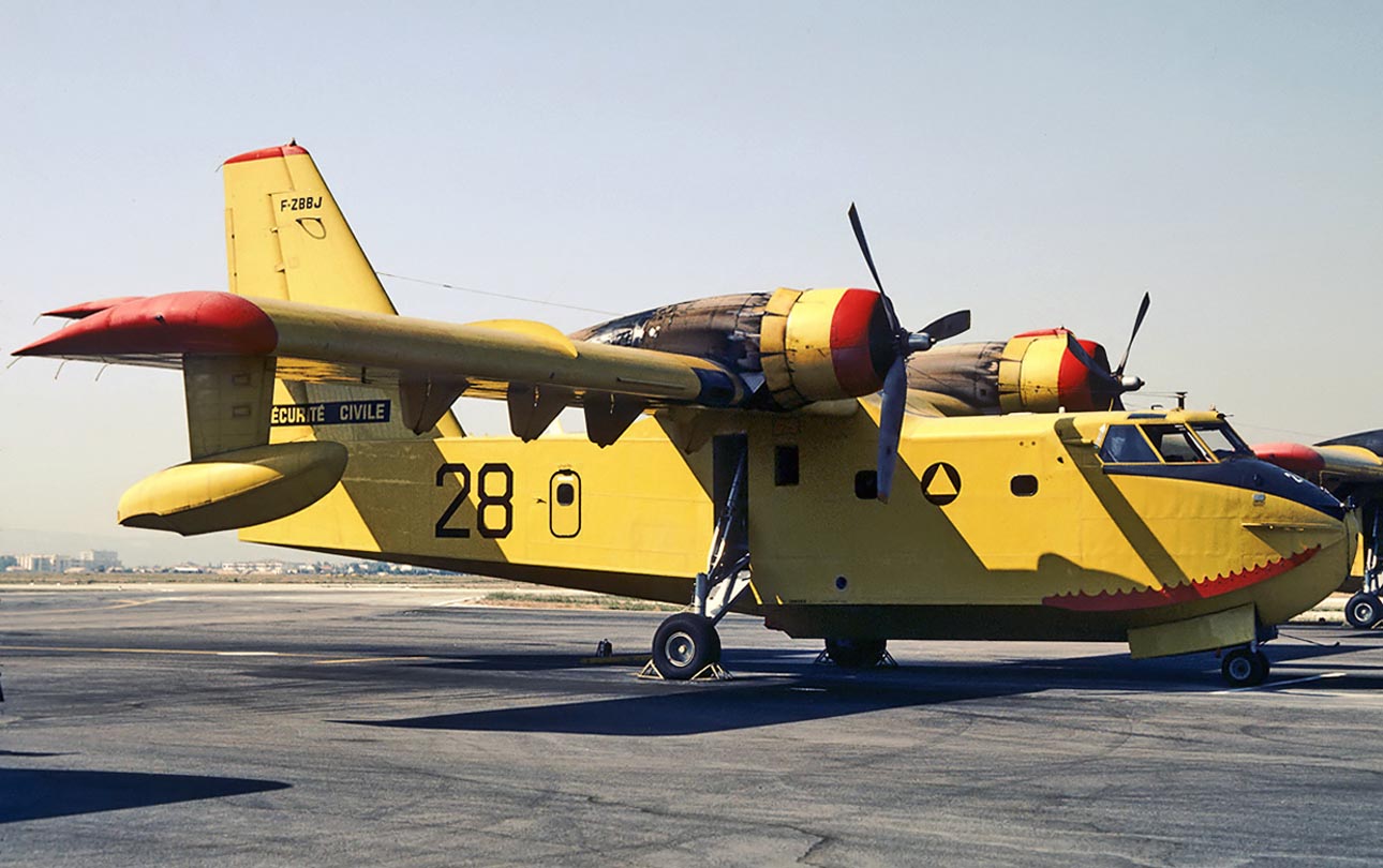 nhungdoicanh: Canadair CL-215 Scooper