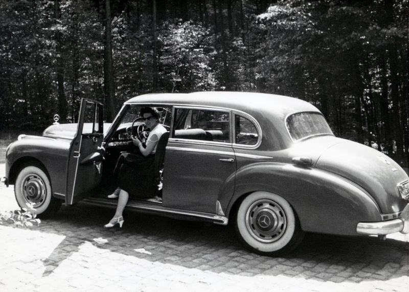 33 Vintage Photos of Women Posing With Their Mercedes-Benz Automobiles ...