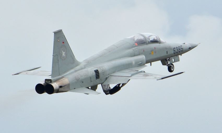 Military and Commercial Technology: Air force resumes flying of F-5Fs ...