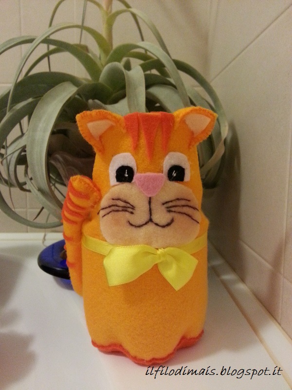 Riciclo bottiglie di plastica: gatto portamatite