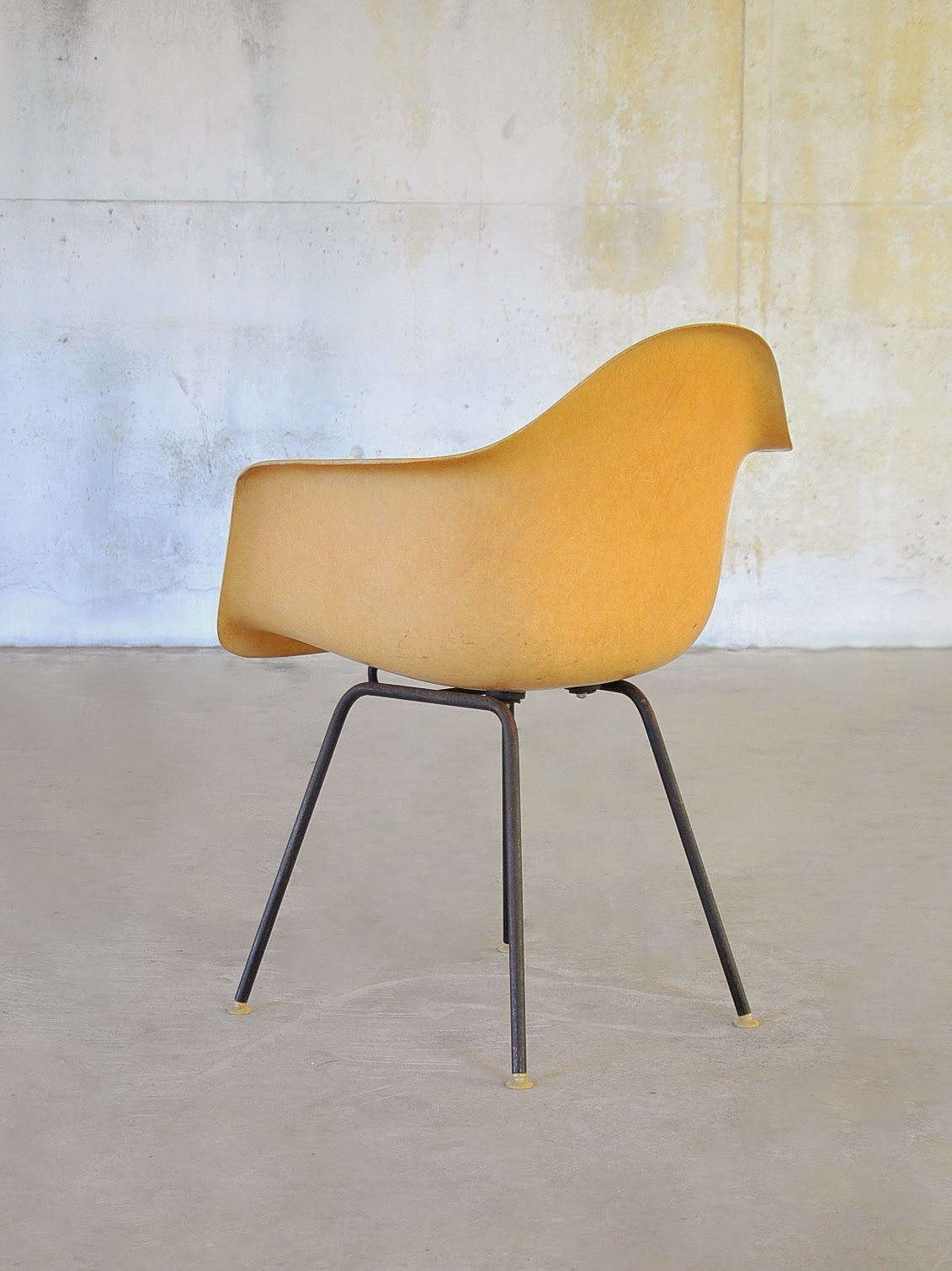 SELECT MODERN: Eames Fiberglass Shell Chair
