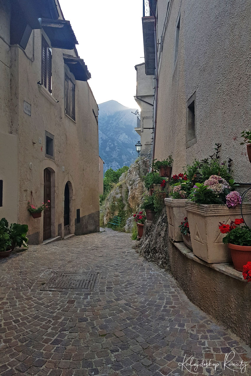 Castrovalva — bajkowe miejsce na urwisku skalnym | Kalejdoskop Renaty