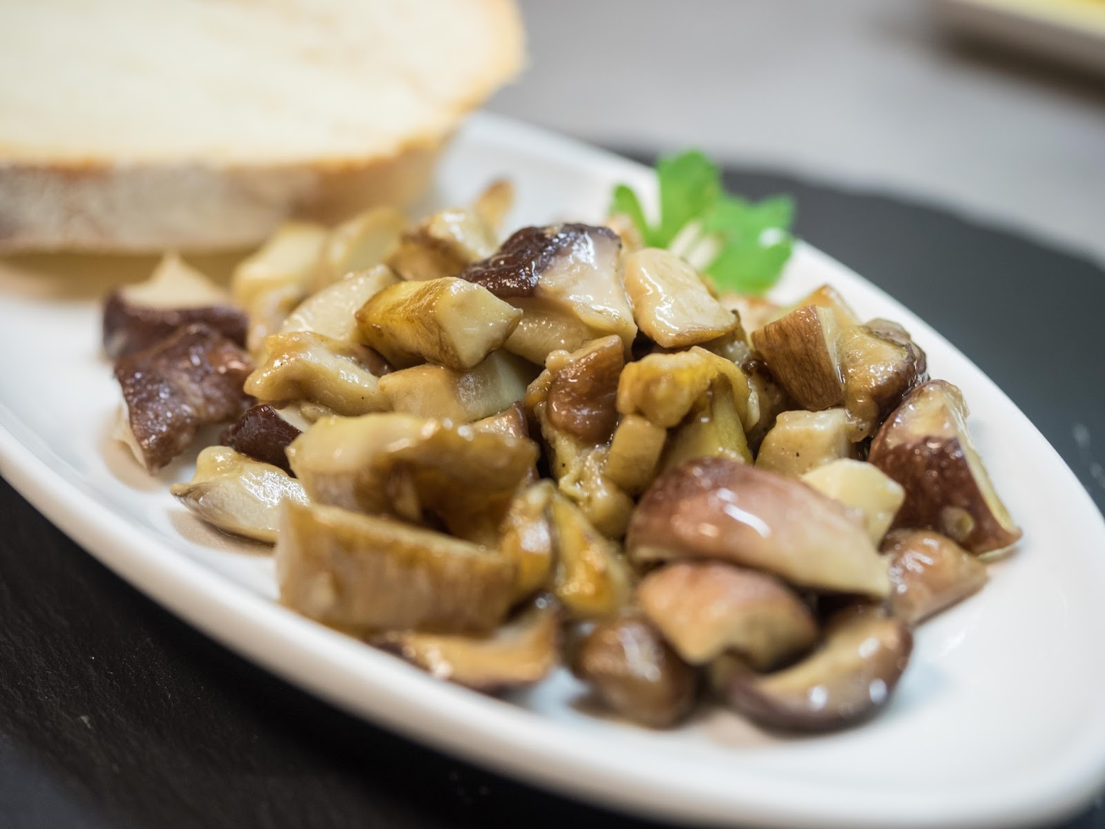 Hongos salteados (Boletus edulis)