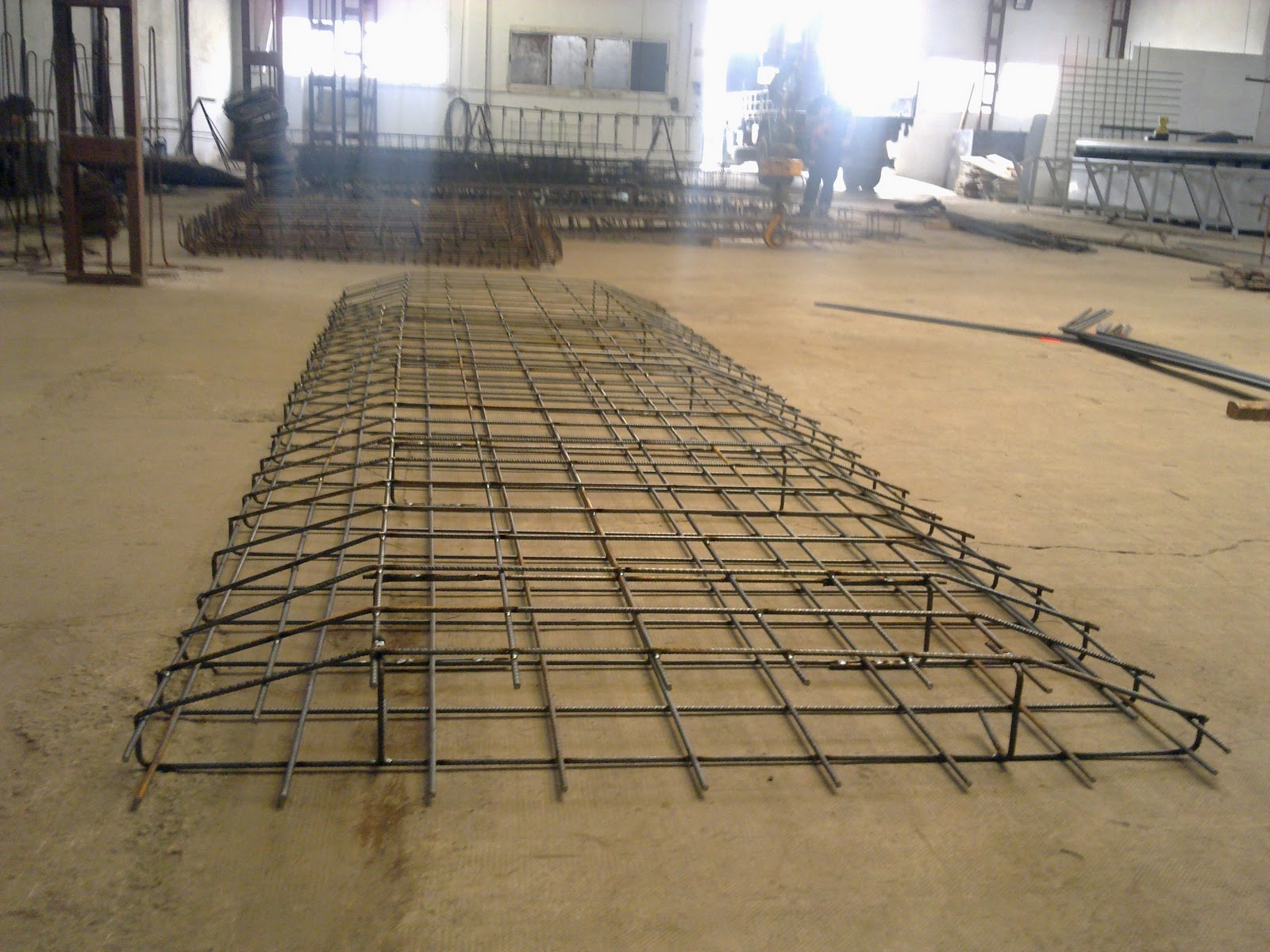 HIERROS FERROVAL: badén; Depresión en la superficie de un camino o de ...