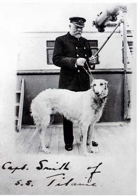 Archives maritimes: Le commodore Smith avec son chien Barzoi à bord du ...