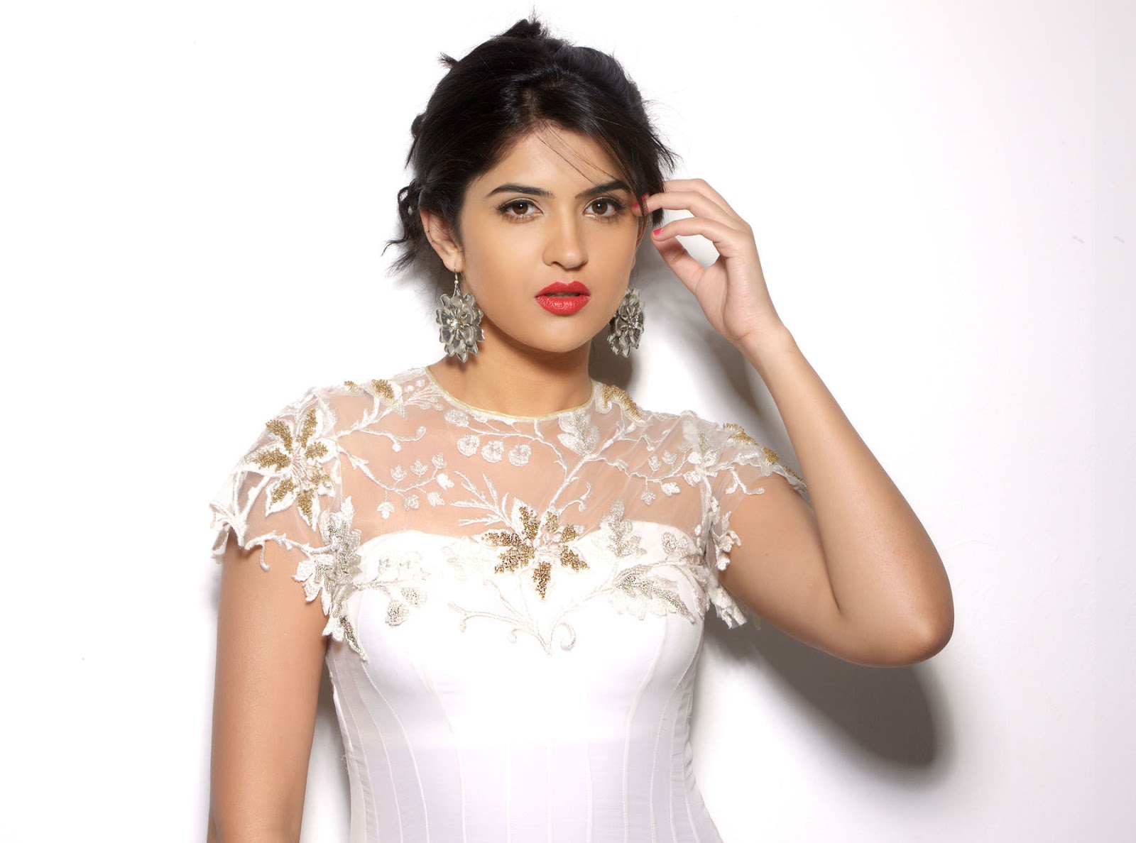 DESI ACTRESS PICTURES: Deeksha seth Looks Gorgeous In Her Latest ...