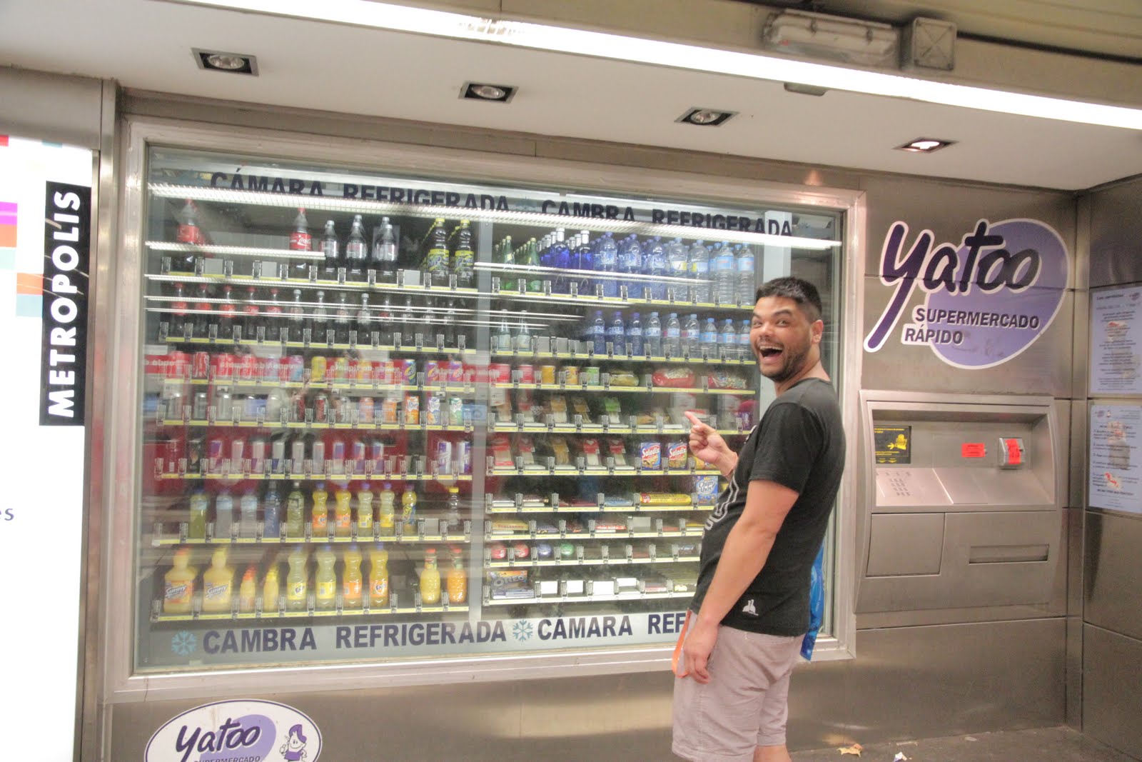 La Cookaracha: Is this the worlds biggest Vending Machine....???