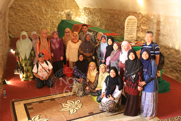 Bergambar kenangan bersama sebahagian parents dan anak2 (rakan2 Along ...