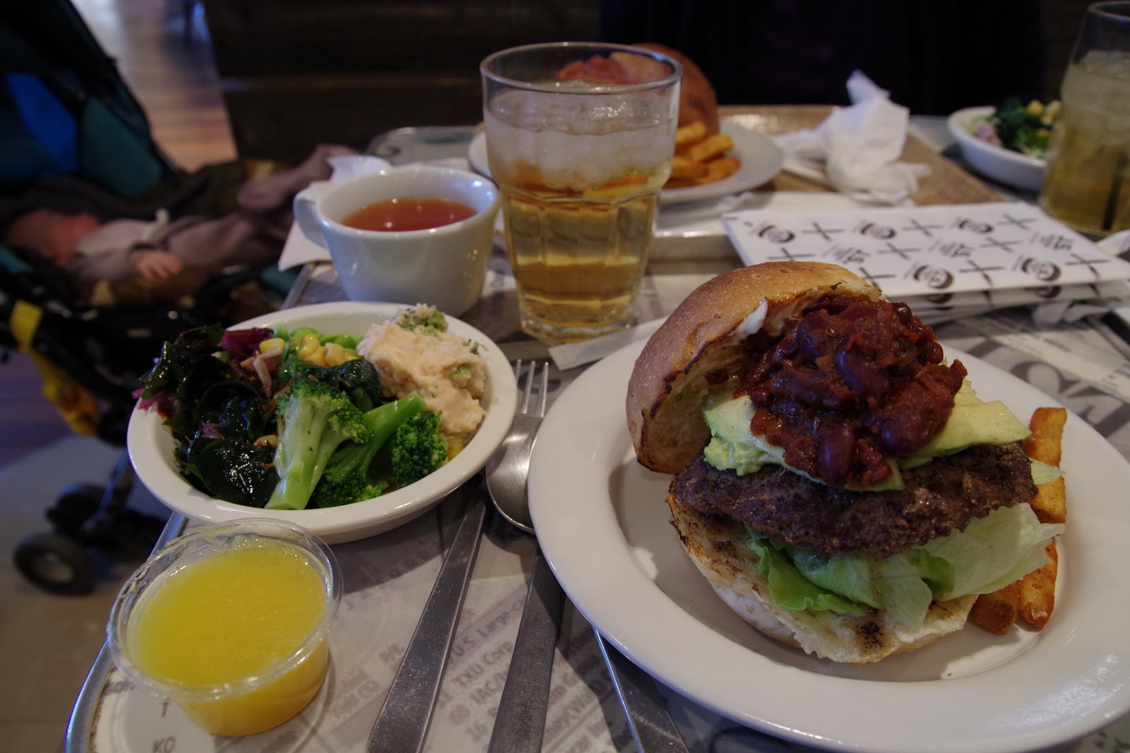 Tokyo Belly: IKEBUKURO: J.S. Burger Cafe... Super sucky burgers ...