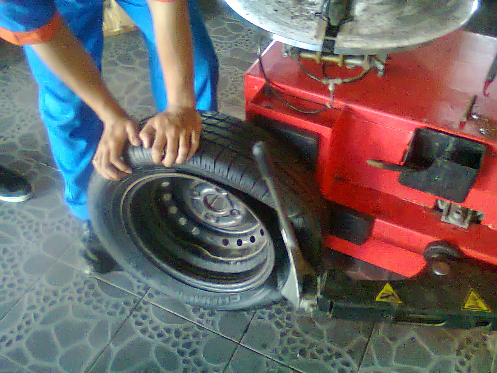 Cara Melepas Dan Memasang Ban Mobil Menggunakan Tyre Changer - OTOMOTIF SKY