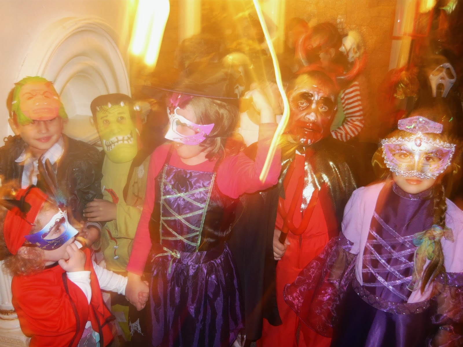 Genialii de la Scoala 2: Carnaval de toamna cu masti pe masura