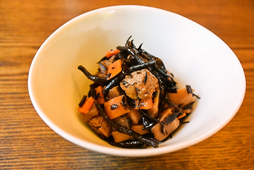 Recipes for Tom: Hijiki no itameni / braised hijiki seaweed
