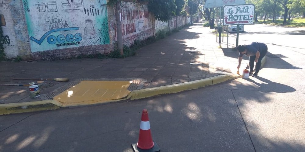 ¿Qué significa el color de los cordones de la acera?