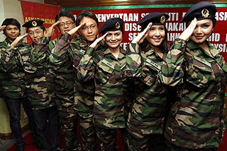 MEMAKAI PAKAIAN ASKAR