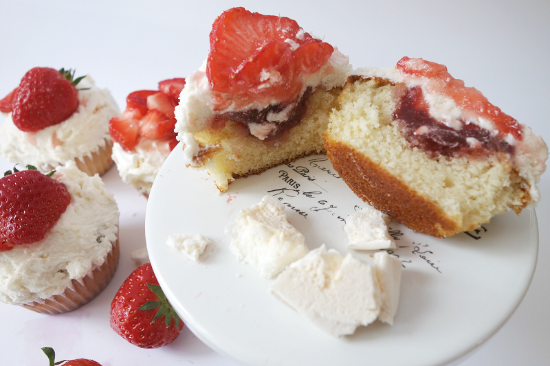 FOOD: Strawberry Eton Mess Cupcakes – The Lovecats Inc
